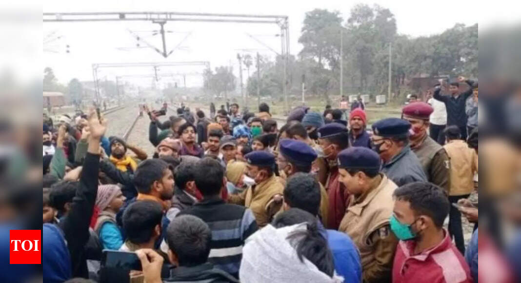 Railway job aspirants turn violent in Bihar, disrupt train traffic ...