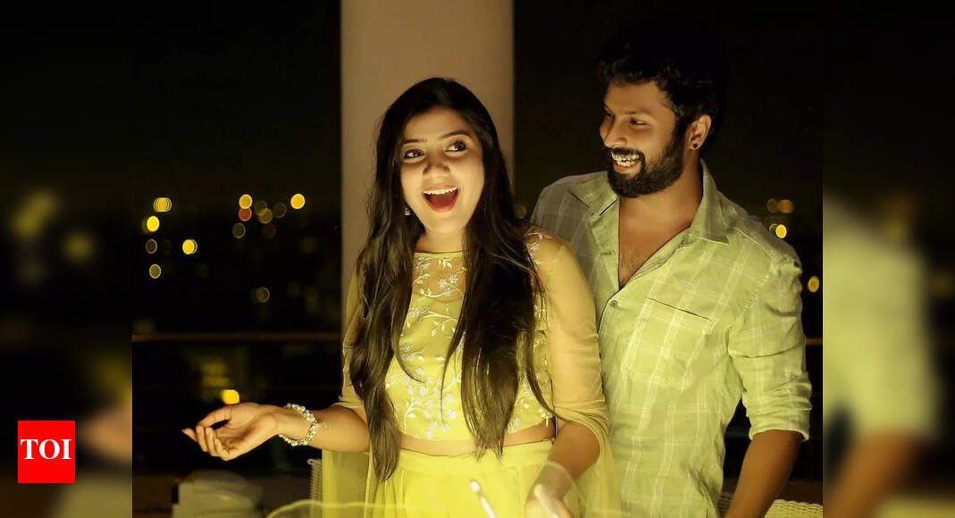 ‘Kayal’ Abinavya ties the knot with ‘Endrendrum Punnagai’ Deepak ...