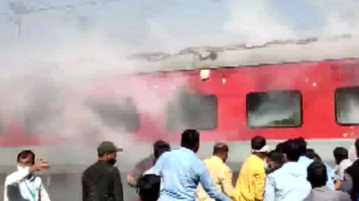 Maharashtra: Fire in pantry car of Gandhidham-Puri Express, passengers ...