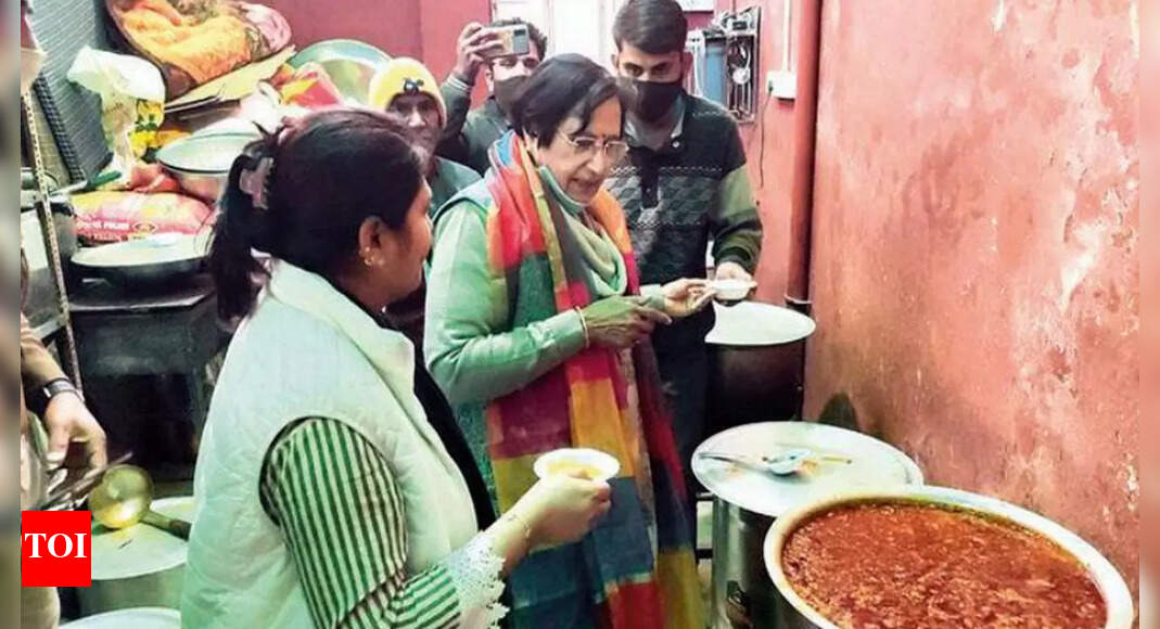 Red T-shirts And Blue Jeans For Indira Rasoi Staff Soon | Jaipur News ...