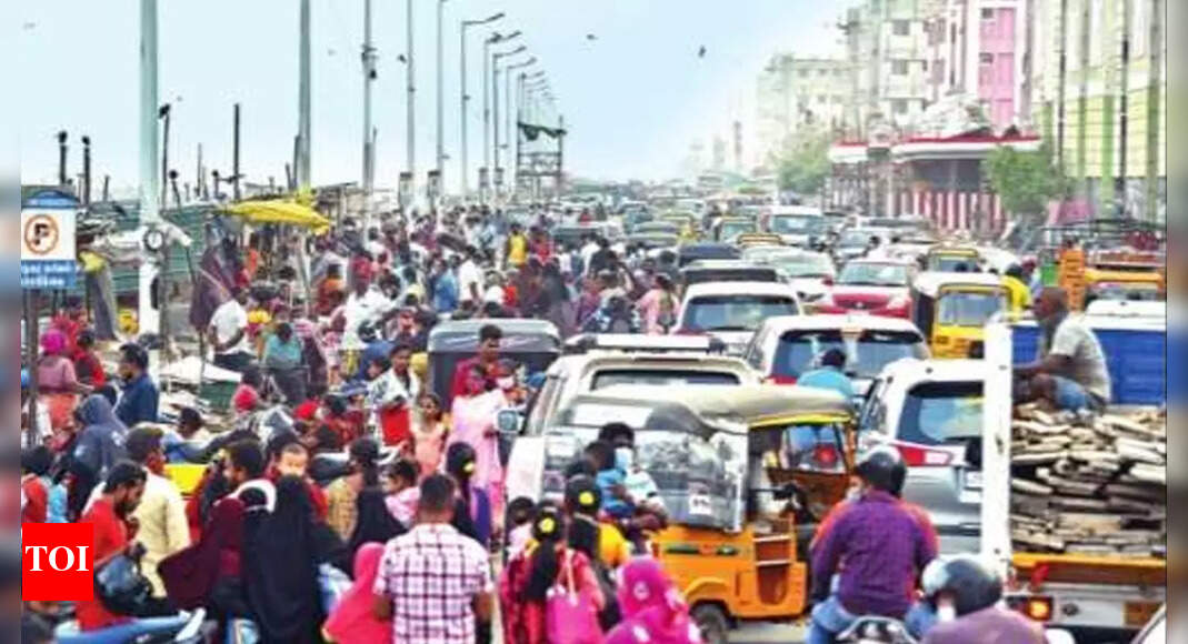 Marina: Marina Out Of Bounds, Loop Road Turns Crowd Magnet | Chennai ...