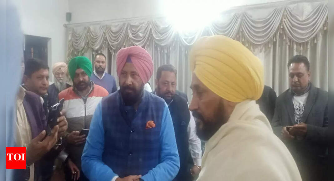 Punjab polls: CM Charanjit Singh Channi reaches out to former MLA Kewal Dhillon | Amritsar News ...