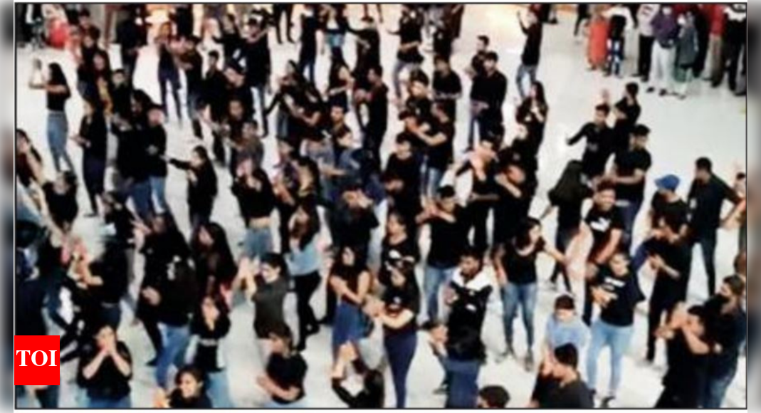 Flash mob organized inside Nagpur city mall, students seen dancing sans ...