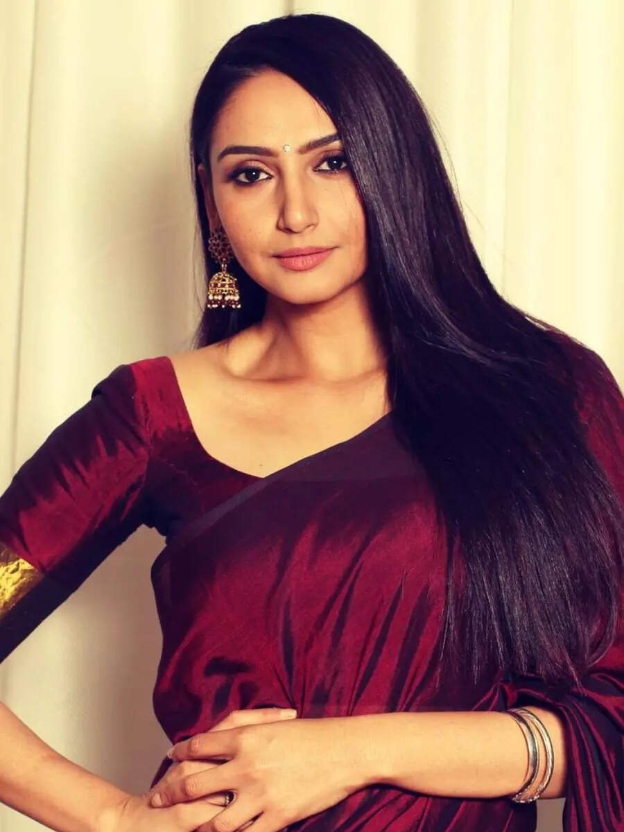 The times Ragini Dwivedi looked drop-dead gorgeous in sarees | Times of ...