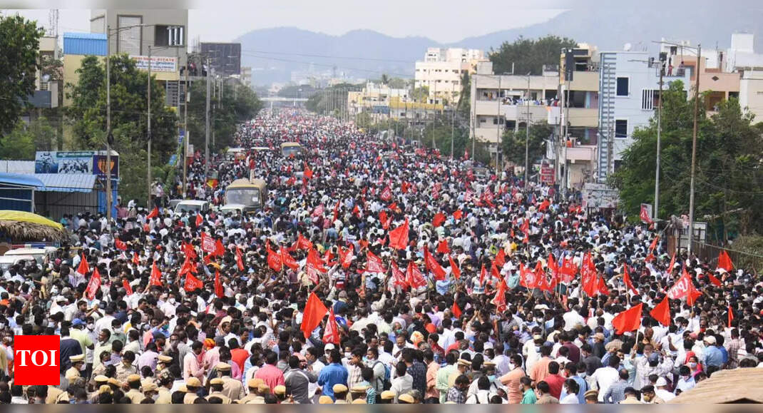 Chalo Vijayawada Protest: AP government employees take out protest ...