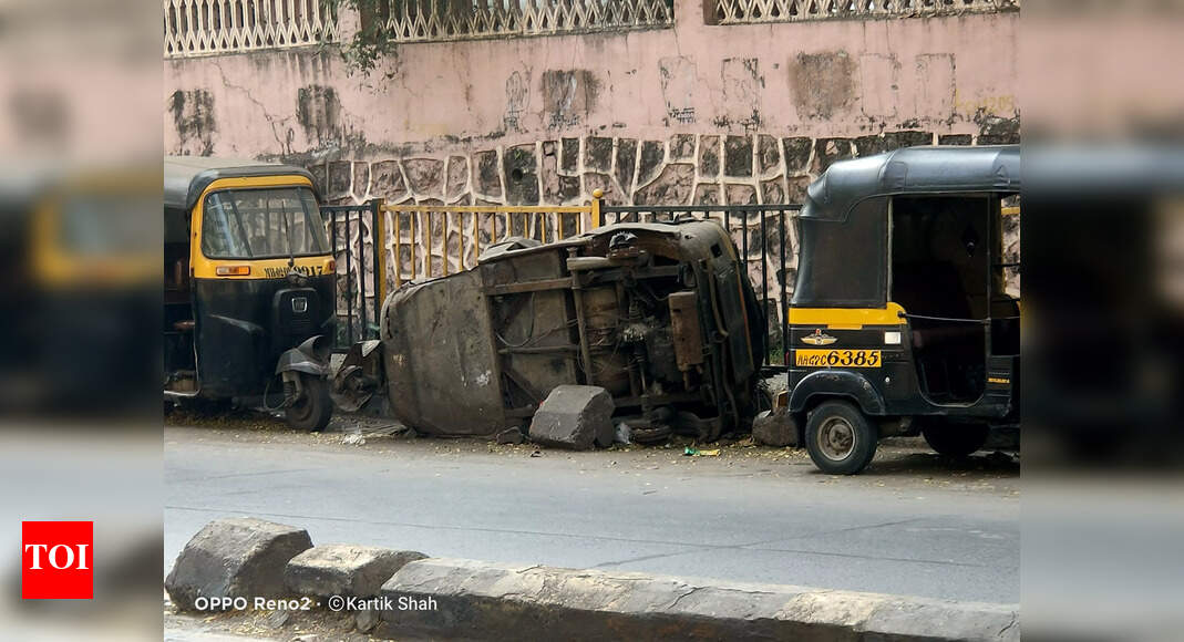 Junk piling up on road, bmc don't care - Times of India