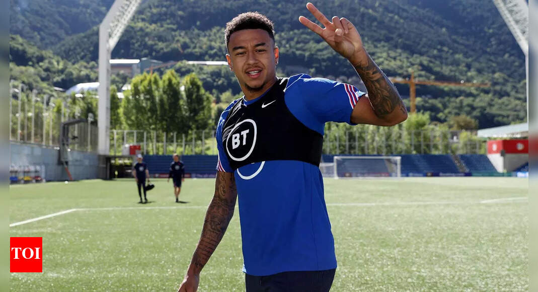 Lingard denies asking for time off at Man United after move fell ...