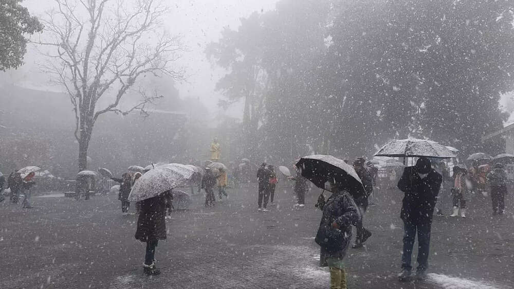 Photos: Tourists throng Darjeeling amid heavy snowfall | The Times of India