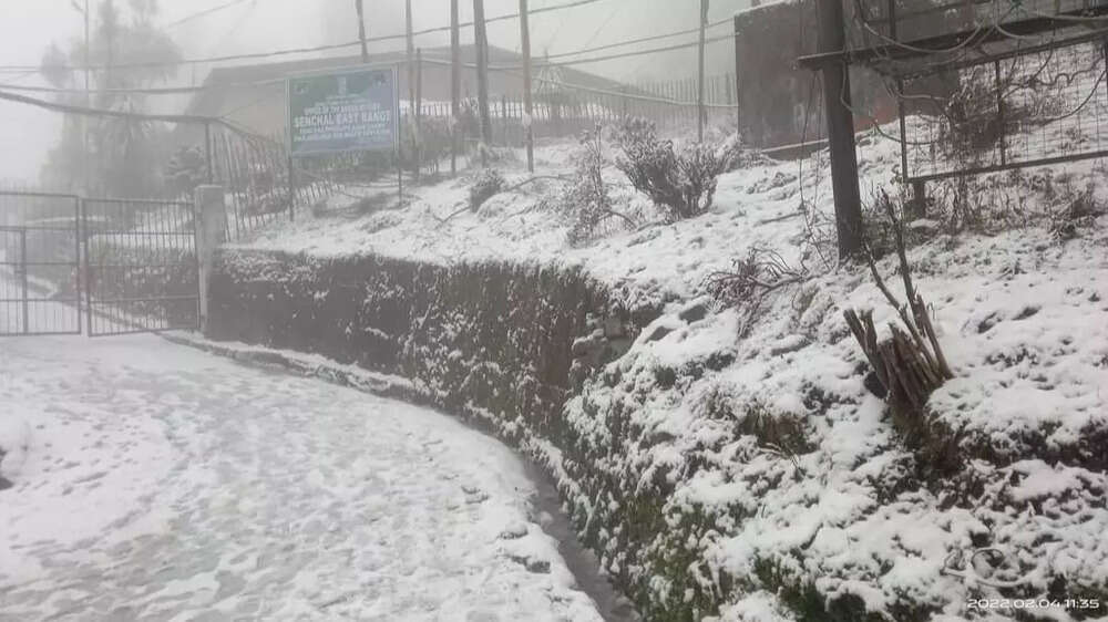 Photos: Tourists throng Darjeeling amid heavy snowfall | The Times of India