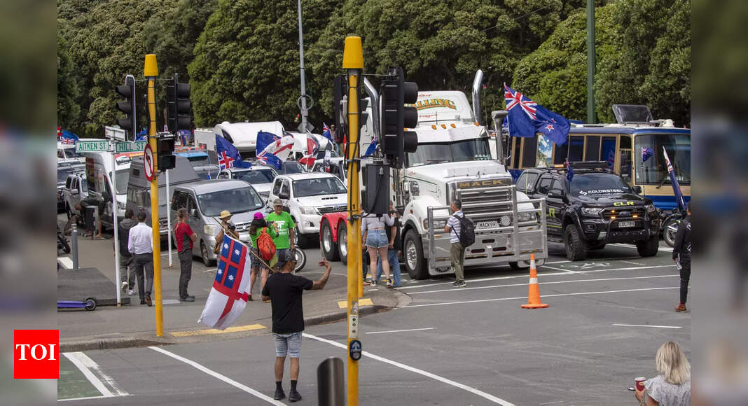 Parliament: Police arrest convoy protesters at New Zealand's Parliament ...