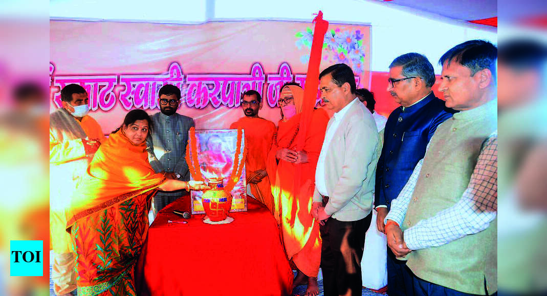 Swami Karpatriji Maharaj: Seers And Judgespay Respects Tokarpatriji ...