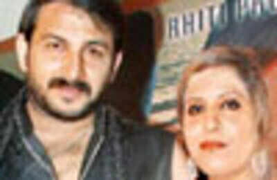Manoj Tiwari and wife head to the court | Regional Movie News - Times ...