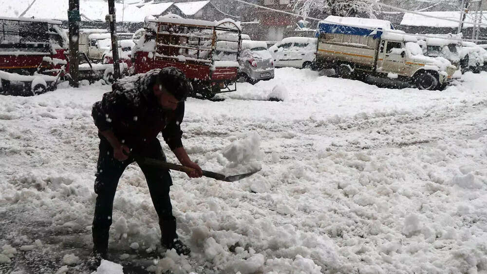 Photos: Season's first heavy snowfall disrupts life in Srinagar | The ...