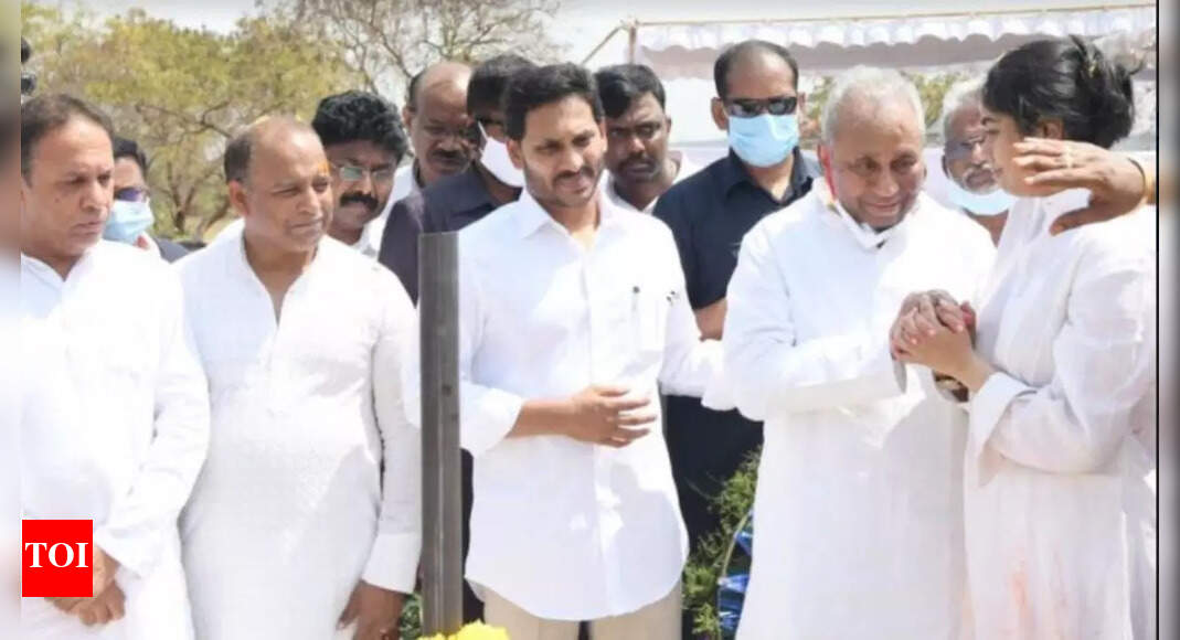 Andhra Pradesh: Mekapati Goutham Reddy's funeral held with full state honours at Udayagiri ...