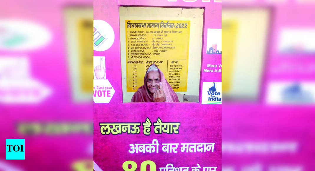 Selfie Points: Electors Queue Up For A Click At Selfie Points | Lucknow ...