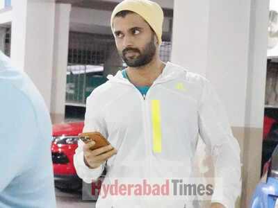 Spotted: Vijay Deverakonda sports new hairstyle after 2 years | Telugu ...