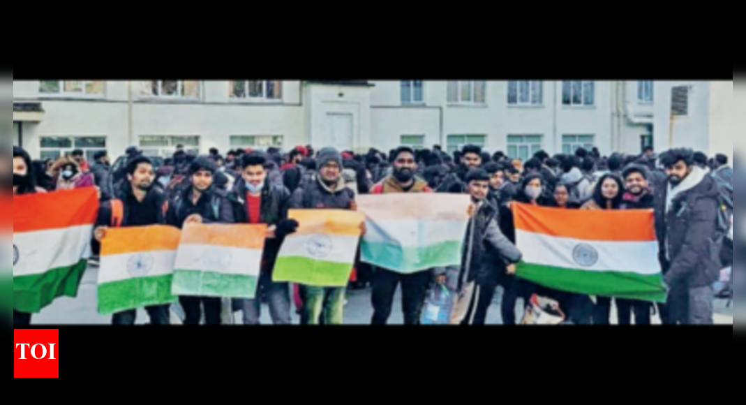 Indian students walked with Tricolour past burning Ukraine buildings ...
