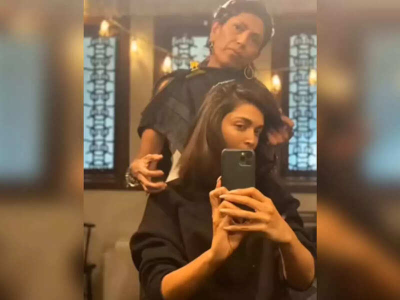 Deepika Padukone flaunts her new short haircut | Hindi Movie News ...