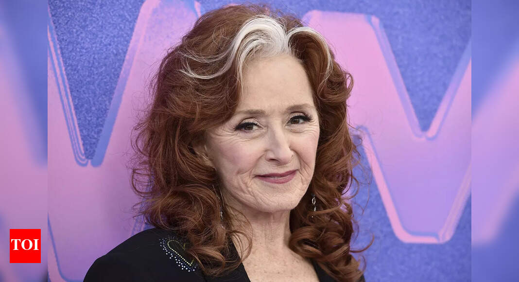 'My heart is heavy': Bonnie Raitt refers to Russia-Ukraine crisis in ...