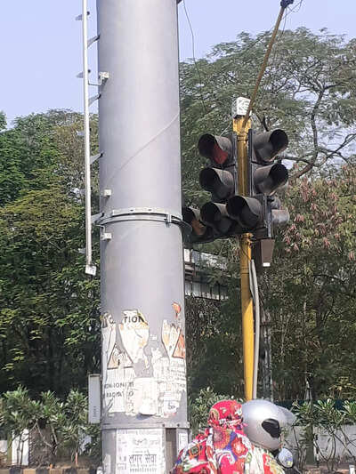 High Mast obstructing Signal - Times of India