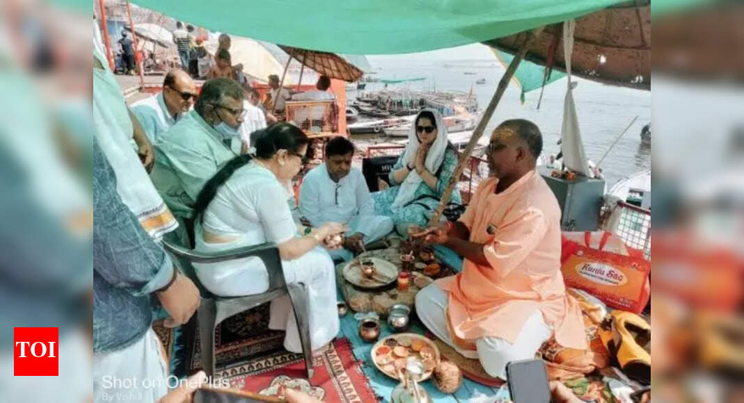 Usha Mangeshkar immerses Lata's ashes in Ganga at Varanasi | Varanasi ...
