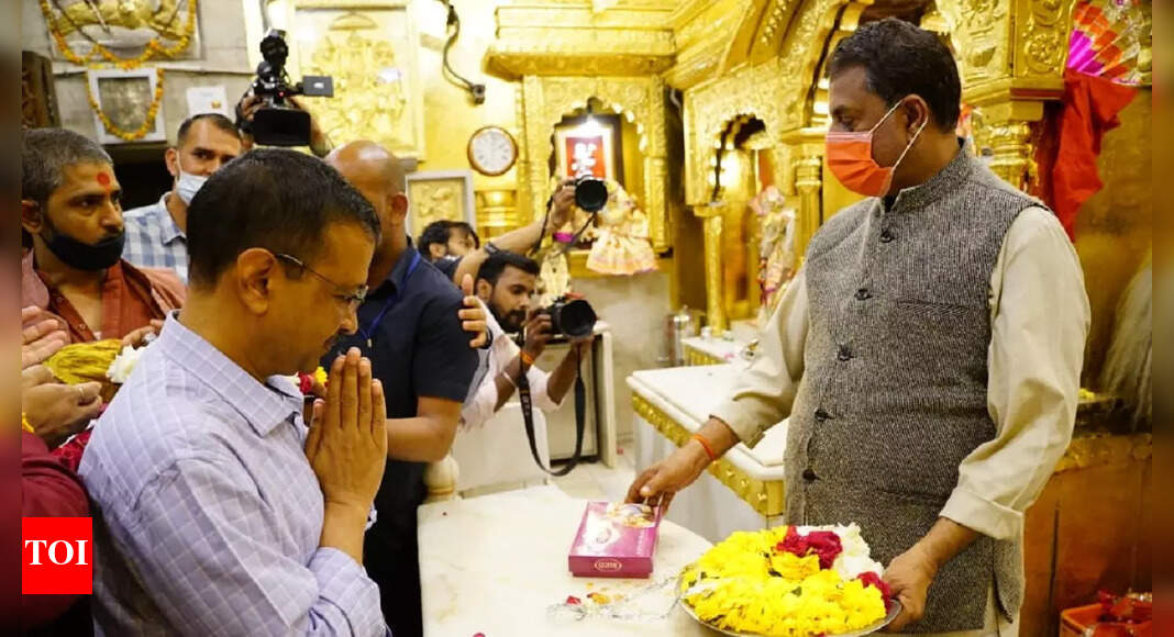 Arvind Kejriwal, Manish Sisodia offer prayers at Delhi's Hanuman temple as AAP inches closer to ...