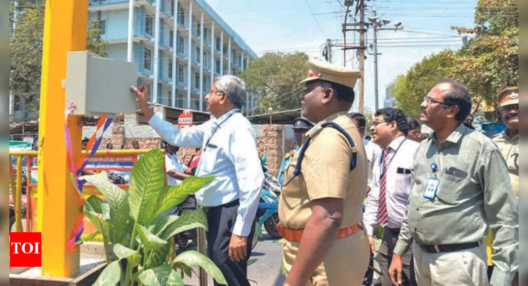 Kuruvikaran Salai: Traffic Signal Installed At Aravind Eye Hospital Jn ...