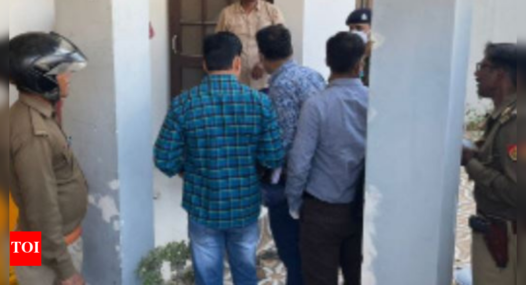 Lucknow: 3 masked men hold businessman, family at gunpoint, loot Rs 50 ...