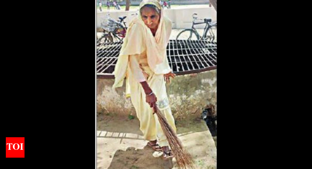 Jharu with us all through, will stay, says mother of AAP candidate who ...