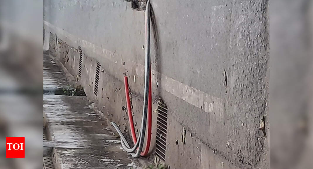 Reliance Fibre optics cable obstruction road - Times of India