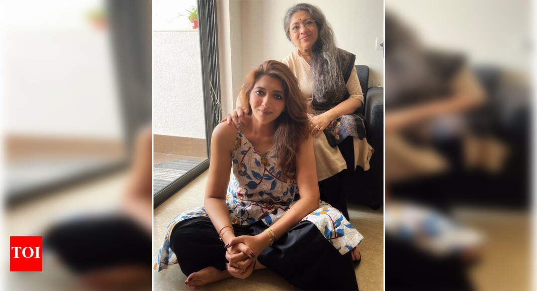 Tanusree Shankar spends quality time with daughter Sreenanda in Mumbai ...