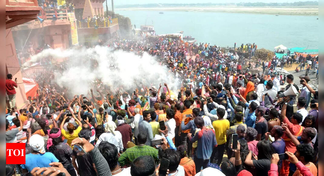 Uttar Pradesh: Holi with 'pyre ash' celebrated at Manikarnika ...