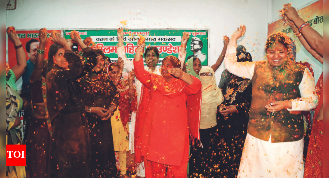 Muslim Women Celebrate Holi With Gulal, Rose Petals | Varanasi News ...