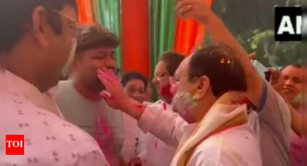 BJP president JP Nadda celebrates Holi with BJP workers in Delhi ...