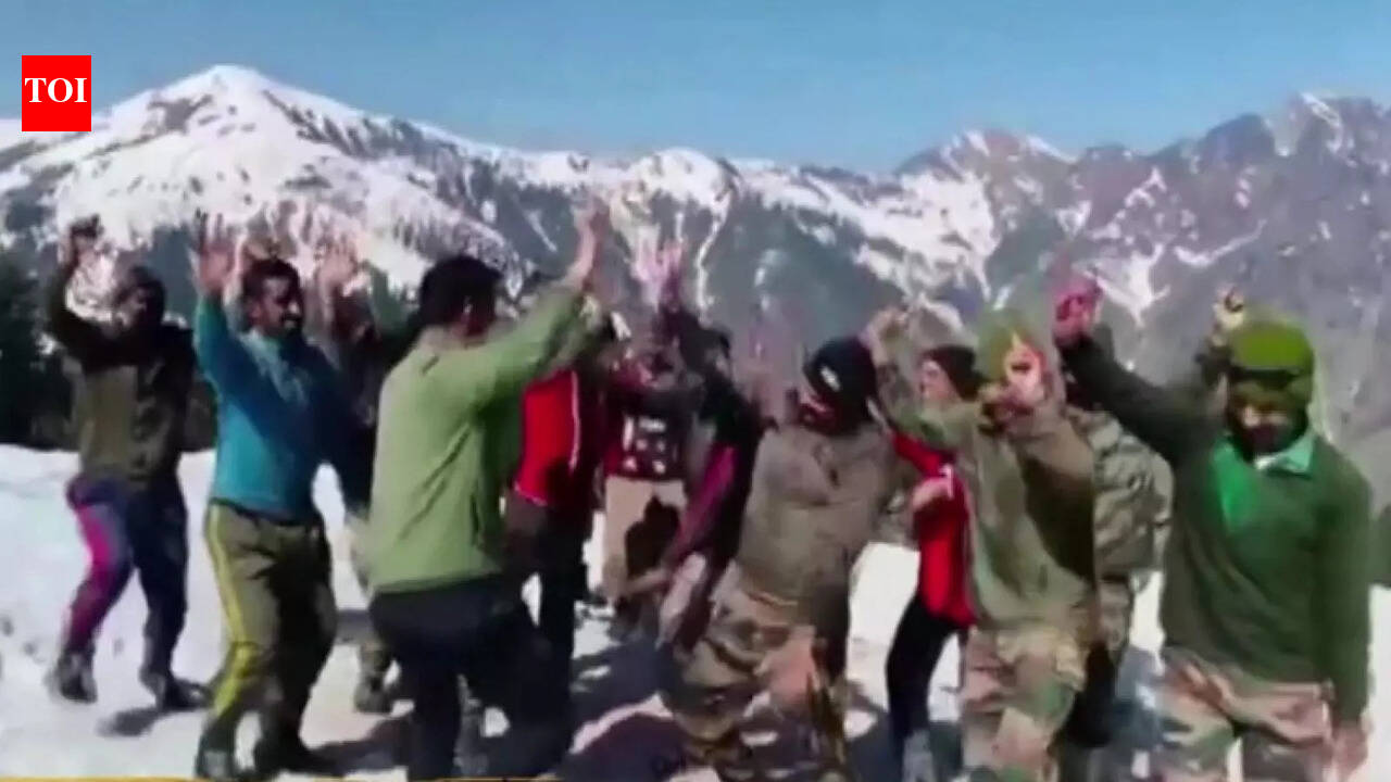Locals of Boniyar in Baramulla celebrate Holi with Indian Army jawans