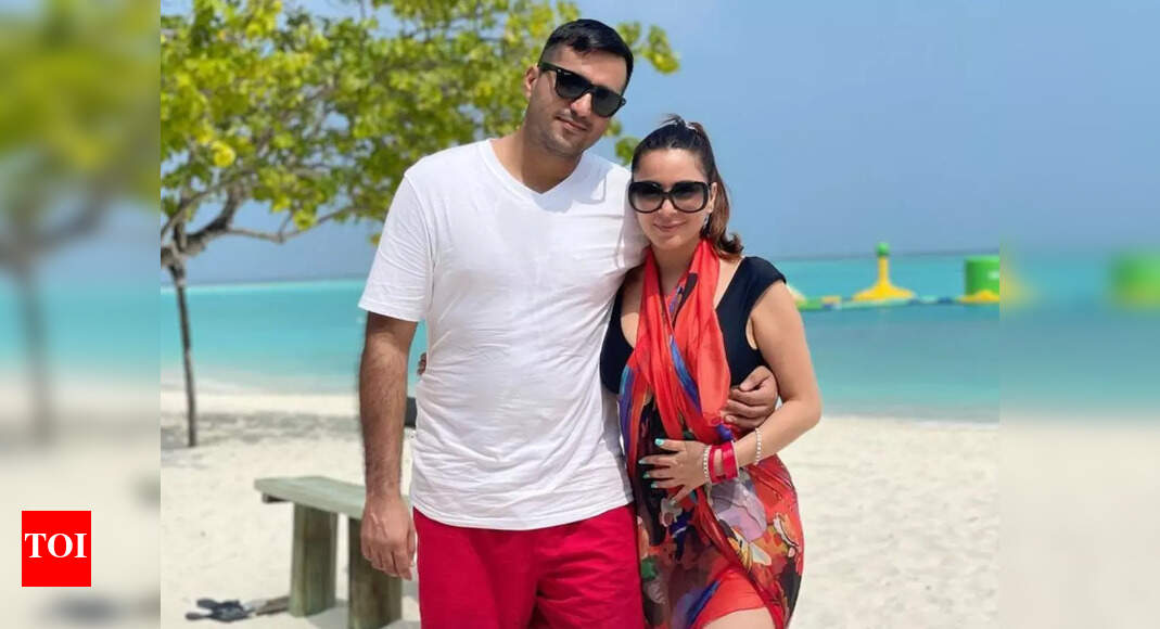 Shraddha Arya celebrates her first Holi post marriage with hubby Rahul ...