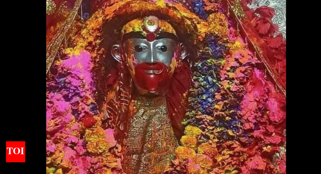 Holi: West Bengal: Pilgrims at Tarapith offer Abir to Ma Tara and ...