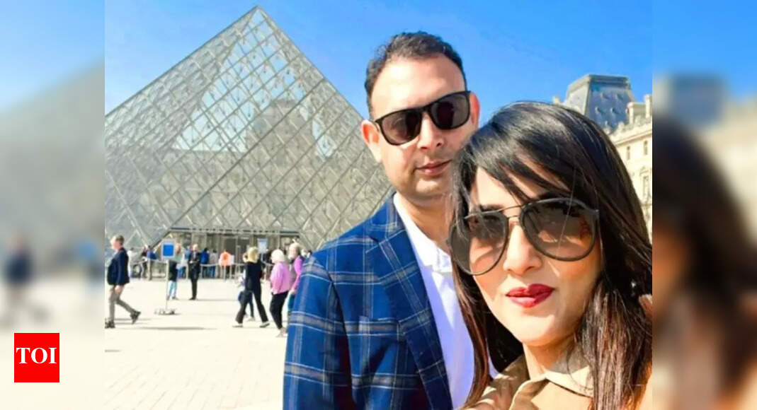 Actress Sreetama Roy Chowdhury and hubby Deepanjan Ganguly enjoy honeymoon in Paris - Times of India