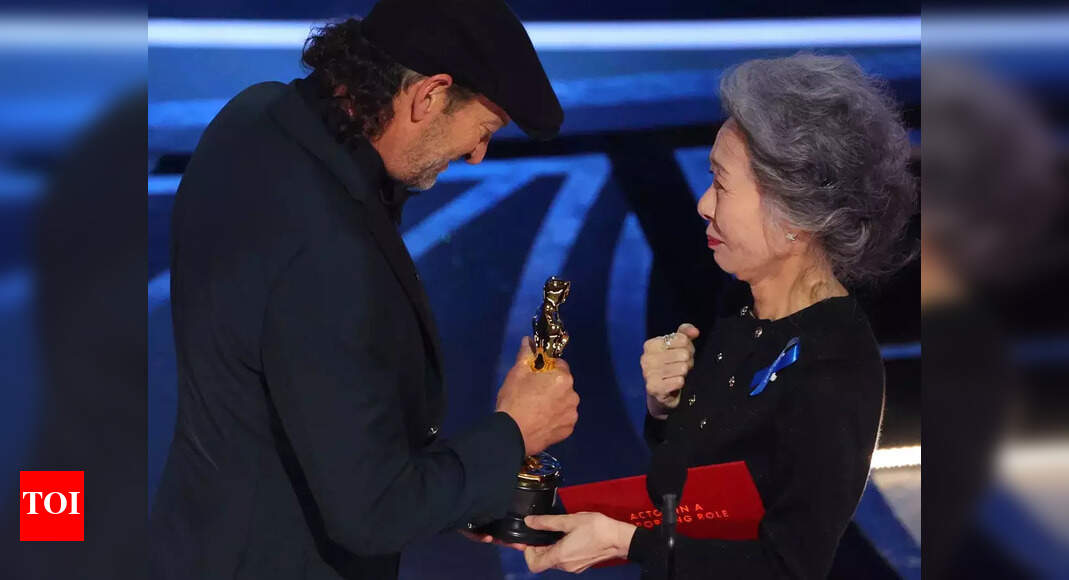 Oscars 2022: Troy Kotsur wins Academy Award for Best Supporting Actor ...