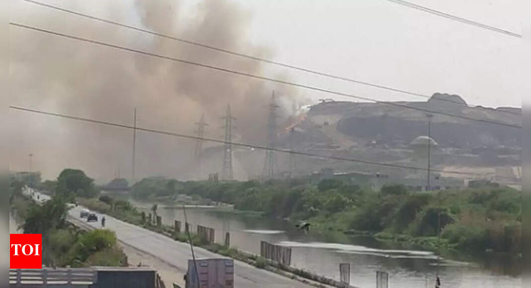 Ghazipur Landfill Fire: Massive fire breaks out at Ghazipur dumping ...