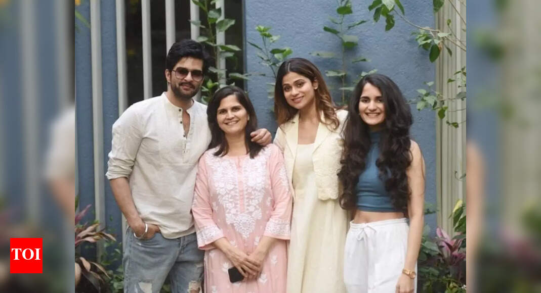Shamita Shetty visits beau Raqesh Bapat's family in Pune quashing ...