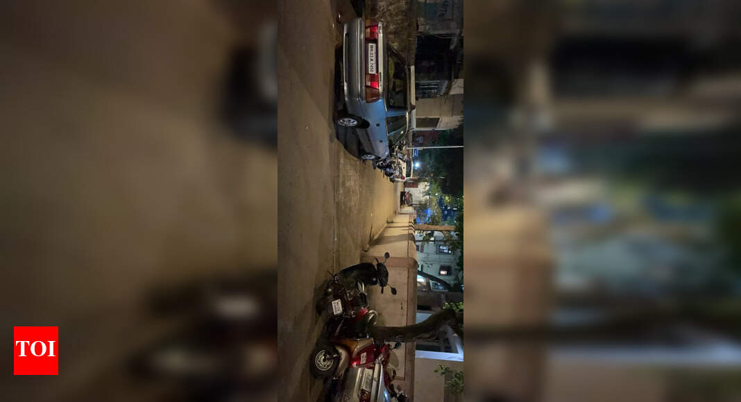 Lane blocking - Times of India