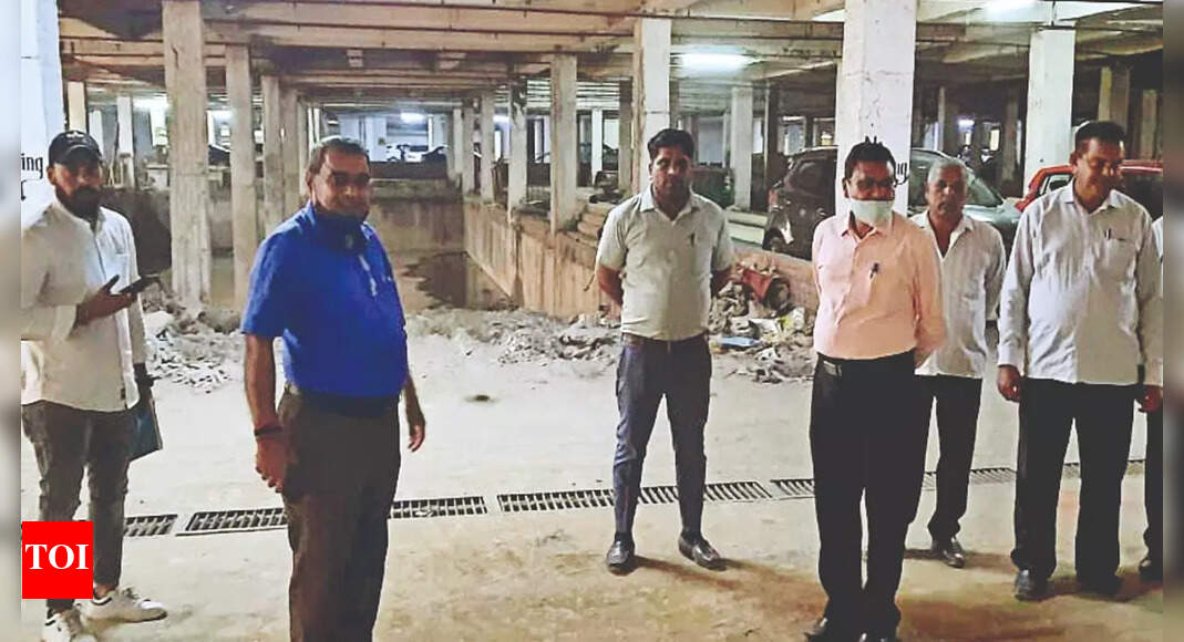 Illegal Construction? Scanner On Golf View 1 After Gardenia | Noida ...