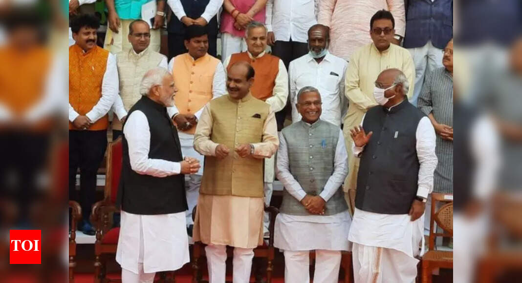 72 retiring Rajya Sabha MPs pose for farewell group photo in Parliament ...