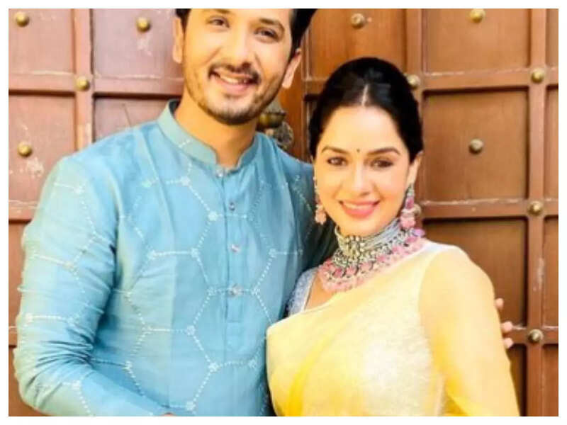 Abhijeet Khandkekar wishes his wife Sukhada Khandkekar on her birthday ...