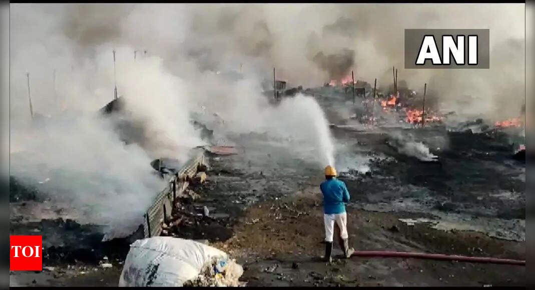 Massive fire breaks out in slum cluster in Gurugram | Gurgaon News ...