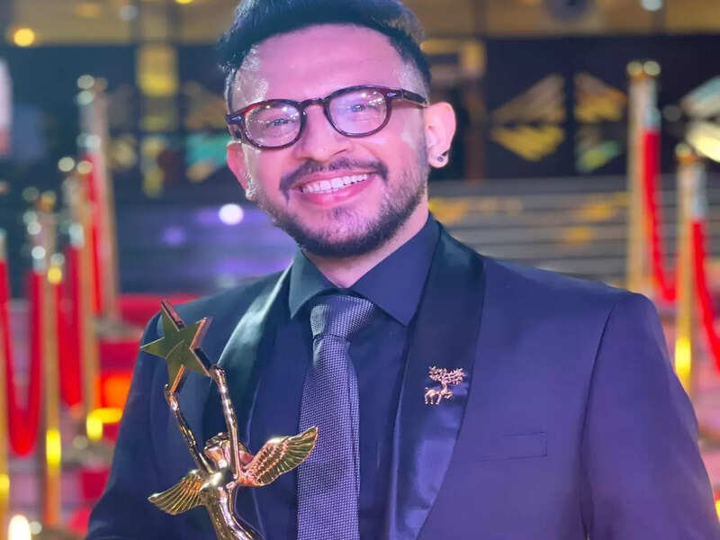 Anindya Chatterjee receives first award as an actor for ‘Gantchhora ...
