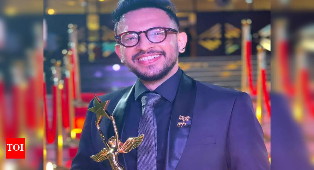 Anindya Chatterjee receives first award as an actor for ‘Gantchhora ...