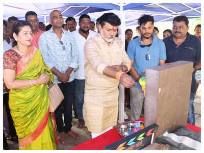 Sujay Dahake: Sujay Dahake kick-starts shoot of 'Shyamchi Aai' in ...