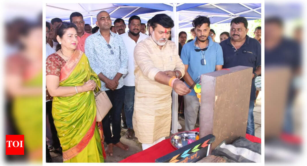 Sujay Dahake kick-starts shoot of 'Shyamchi Aai' in Konkan | Marathi ...